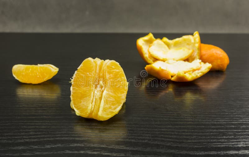 Naranja Pelada Y Partida En La Tabla Foto de archivo - Imagen de sano ...