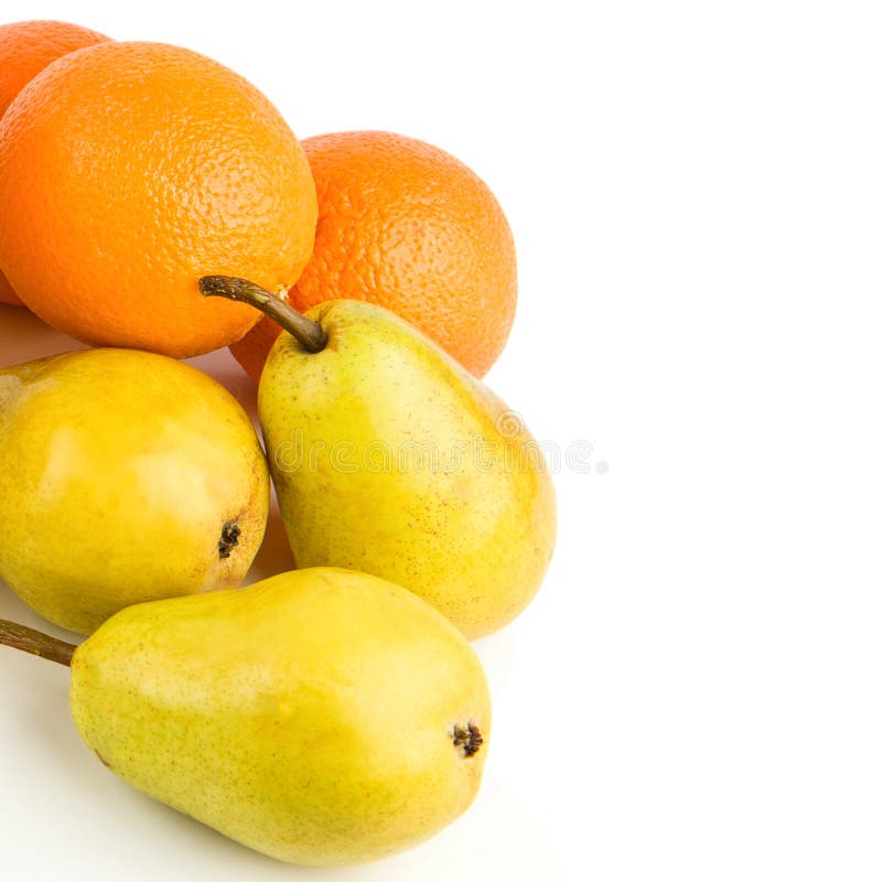 Naranjas Y Peras Aisladas En Blanco. Espacio Libre Para Texto Foto de archivo - Imagen de cubo ...