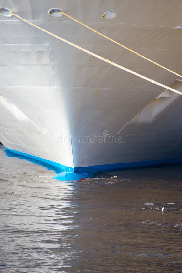 Nariz Dianteiro Da Proa Do Navio Ancorado Do Oceano Foto de Stock ...