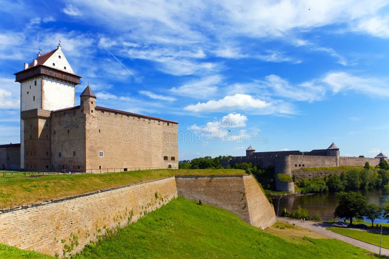 Narva, Estland Und Ivangorod Hinter Dem Fluss Stockfoto - Bild von ...
