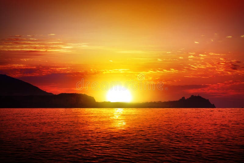 Nascer do sol foto de stock. Imagem de ondas, céu, nascente - 18211930