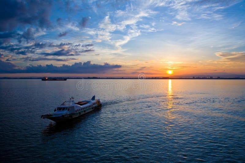 Nascer Do Sol Bonito No Horizonte De Mar Foto de Stock - Imagem de ...