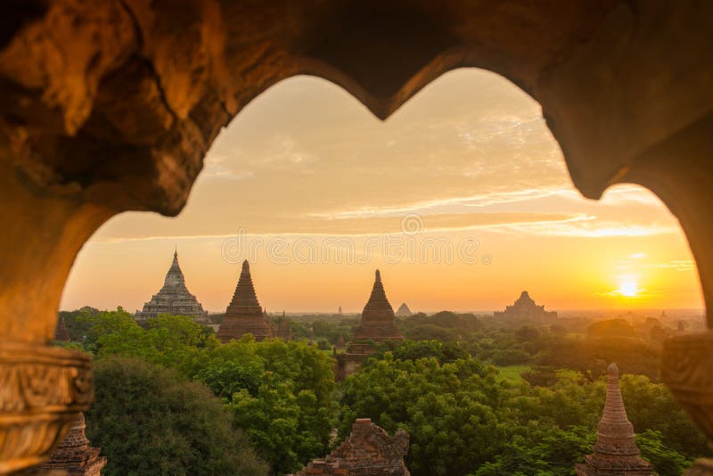Pagodes Antigos Na Paisagem De Bagan Em Myanmar No Nascer Do Sol Foto ...