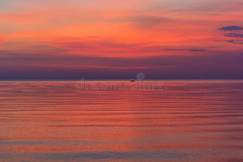 Nascer Do Sol Cor-de-rosa No Mar Imagem de Stock - Imagem de curso ...