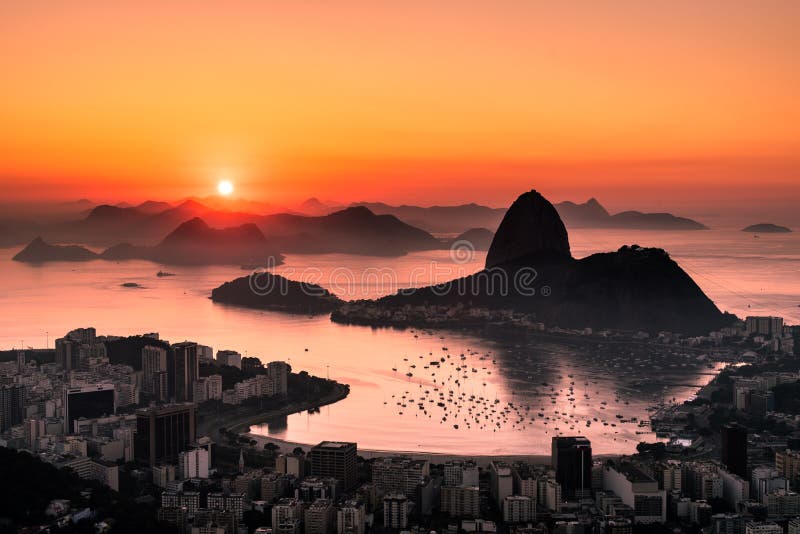 Nascer Do Sol Em Rio De Janeiro Foto de Stock - Imagem de cidade ...