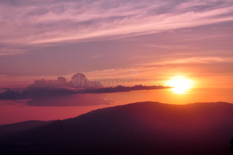 Nascer Do Sol Em Uma Montanha Na Aurora Foto de Stock - Imagem de ...