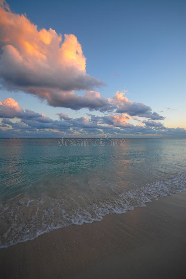 Nascer do sol majestoso foto de stock. Imagem de quebrar - 2510522