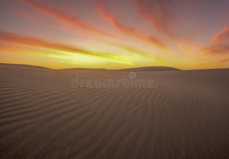 Nascer do sol no deserto imagem de stock. Imagem de ondas - 9587773