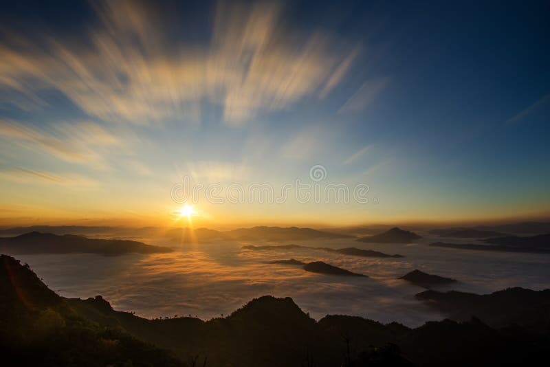 Nascer Do Sol No Pico Do Dao Do Chee De Phu Da Montanha Imagem de Stock ...