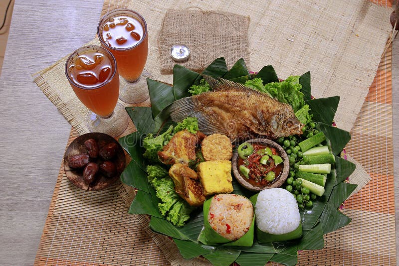 Nasi Timbel Tutug Oncom Komplit Indonesisk Mat Fotografering för ...