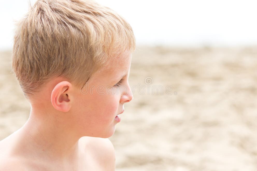 Nasser Sandy-Junge am Strand Stockfoto - Bild von sommer, draussen ...