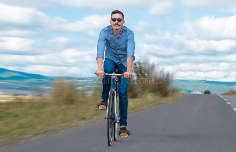 Nat?rlicher Junger Radfahrer Mit Erstaunlicher Ansicht Stockbild - Bild ...