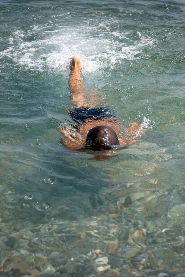 Un Petit Enfant Nage En Mer Photos Stock - Téléchargez 17 Photos libres ...