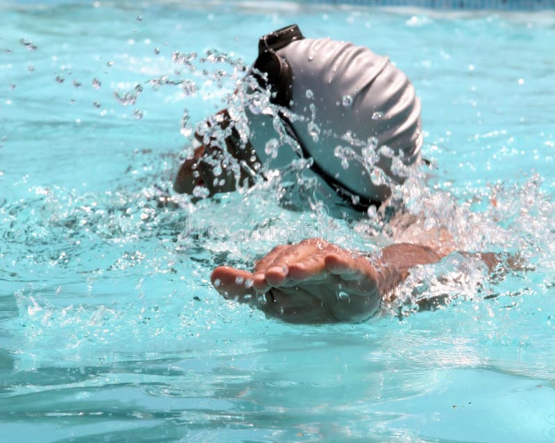 Natation d'homme image stock. Image du amusement, sain - 9220465