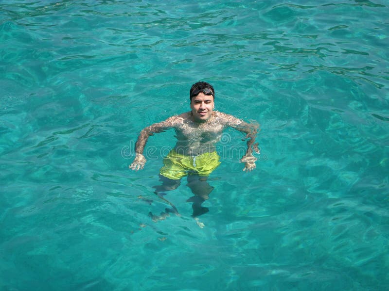 Natation d'homme en mer photo stock. Image du côte, jeune - 71432886