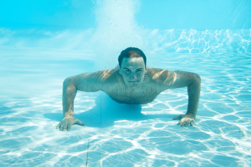 Natation D'homme Sous L'eau Image stock - Image du amusement, bleu: 9246855