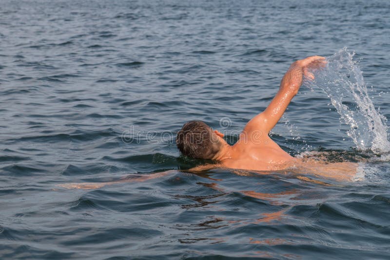Natation D'homme Dans Le Lac Image stock - Image du salubrité, homme ...