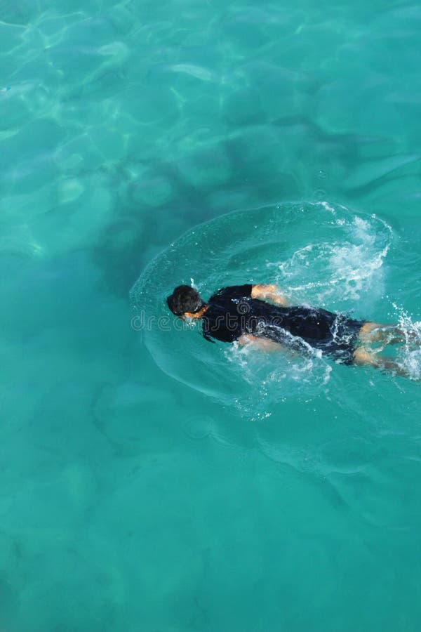 Un Homme Qui Nage Photos Stock - Téléchargez 14 Photos libres de droits