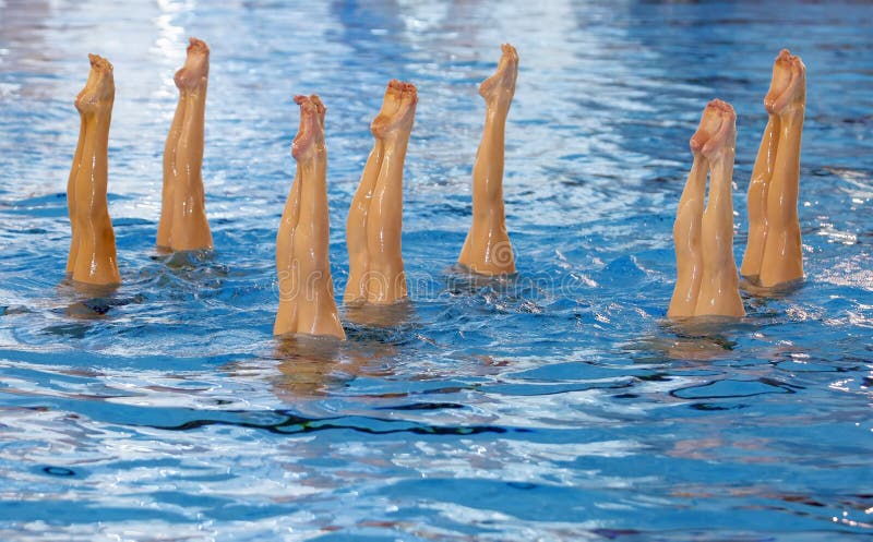 Natation synchronisée image stock. Image du pied, femmes - 110934511
