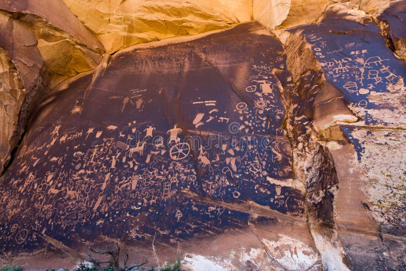 Native American Petroglyphs Newpaper Rock in Utah Stock Image - Image ...