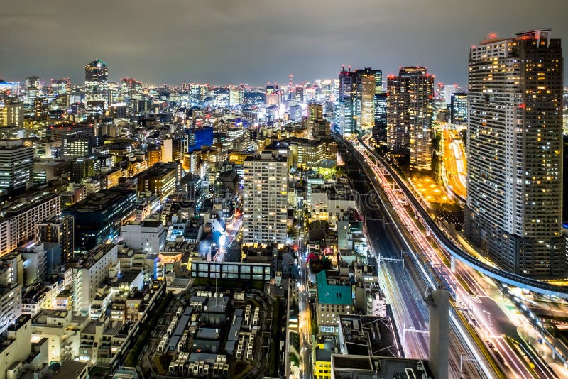 Nattcityscape av TOKYO arkivfoto. Bild av mörkt, skymning - 68812316