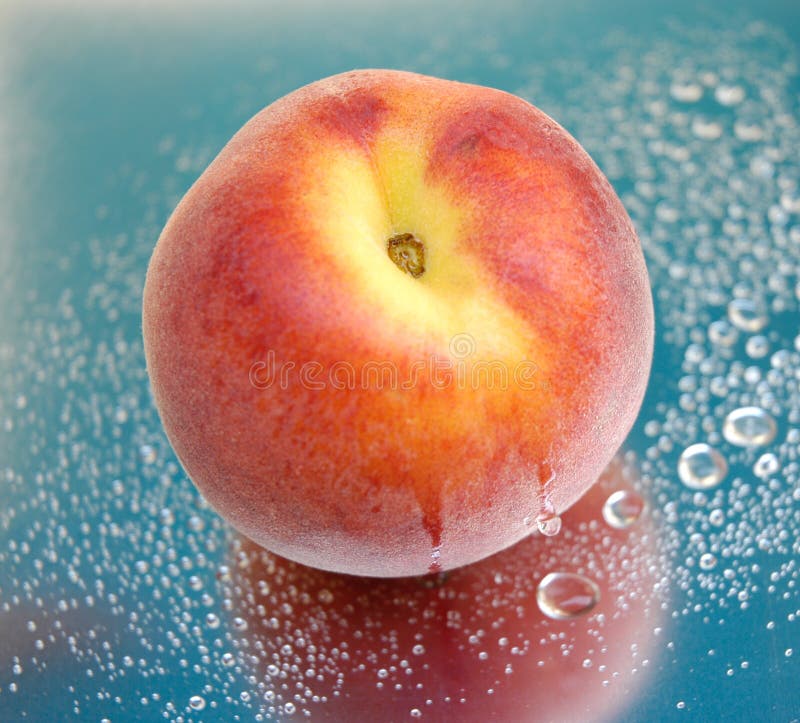 Mand Van Gele Perziken, Goed, Wat Links Van Het is: -)) Stock Foto ...