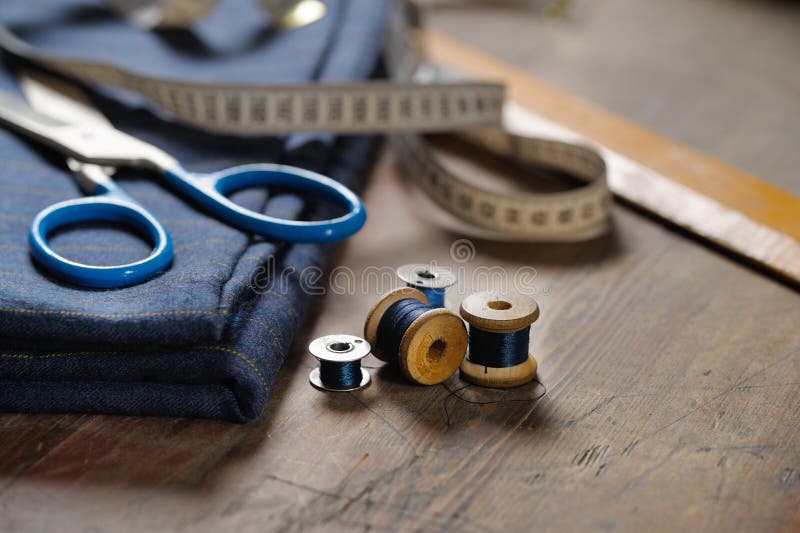 Natural Wool, Sewing Machine Bobbin, Scissors on a Wooden Table. Stock ...