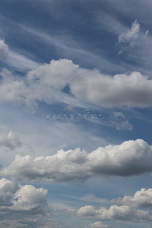 Nature Background 3803 Cloudy Sky with White Puffy and Diffuse Clouds ...