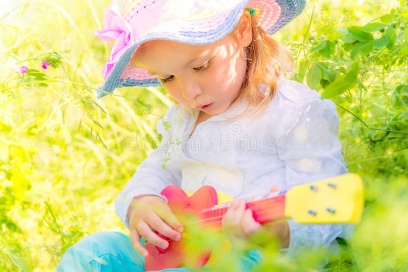 Enfant de musique image stock. Image of maison, écouteurs - 13228225