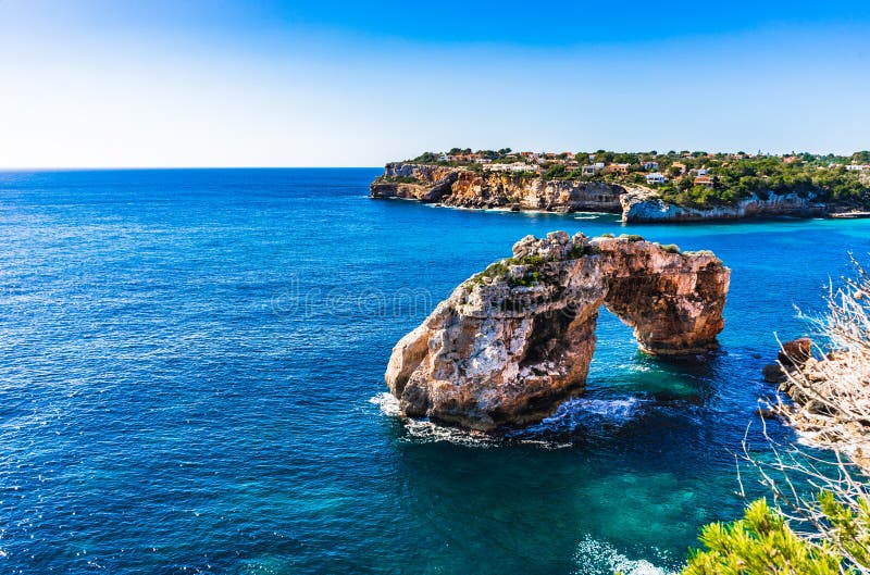 Natuurlijke Rotsboog S Pontas Op Majorca-eiland, Spanje Stock ...