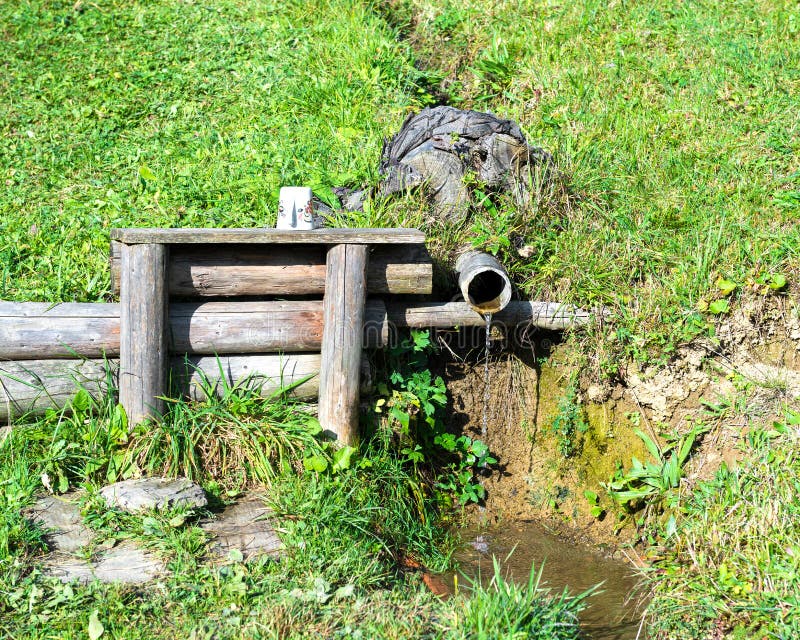 Natuurlijke waterbron stock foto. Image of wandeling - 45680988