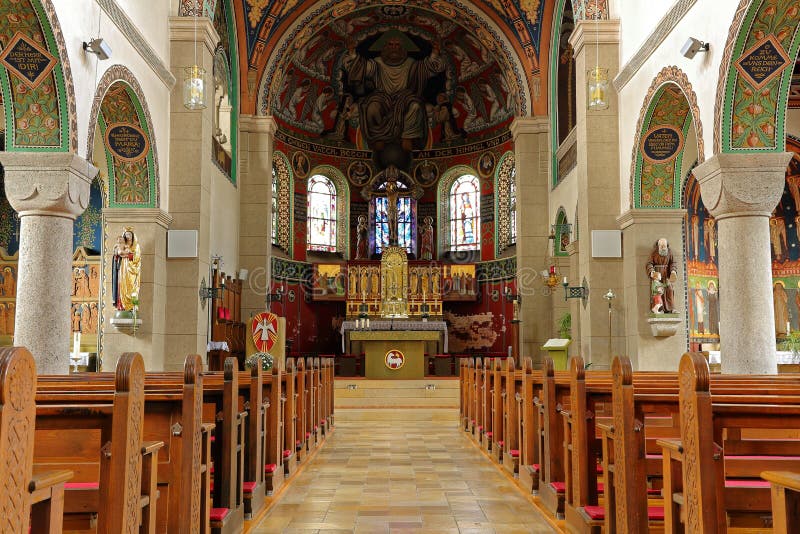 Navata Laterale Della Chiesa Fotografia Stock - Immagine di chiesa ...