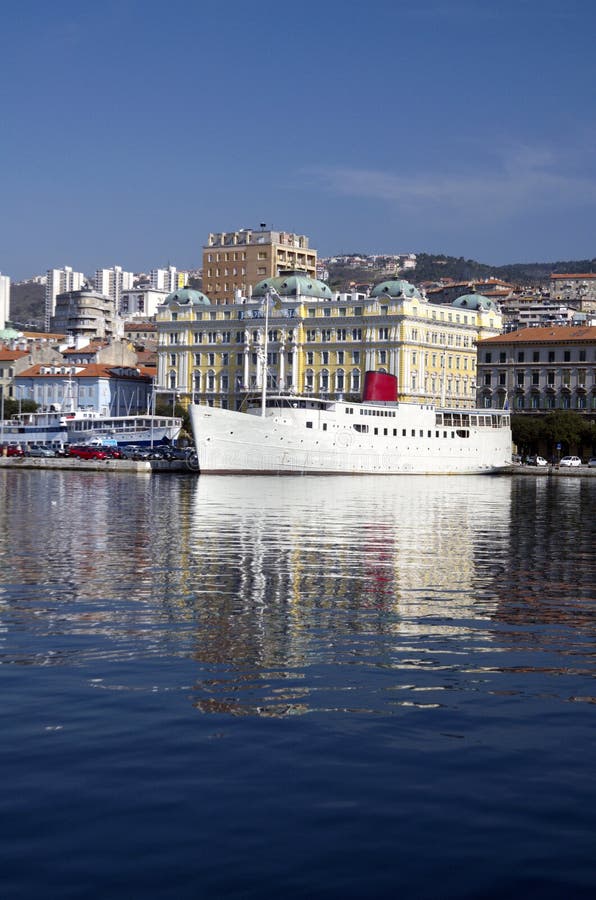 Nave Botel En Rijeka, Croacia Imagen de archivo - Imagen de edificio ...