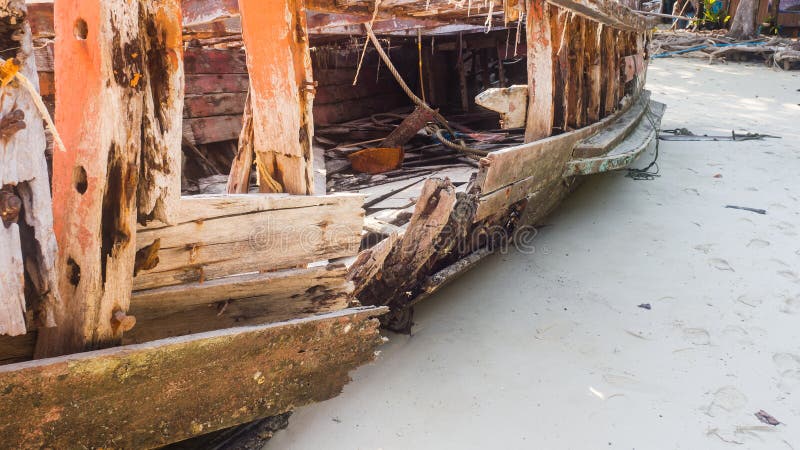 imágenes comunes del Barco De Madera Destruido En La Playa - los ...