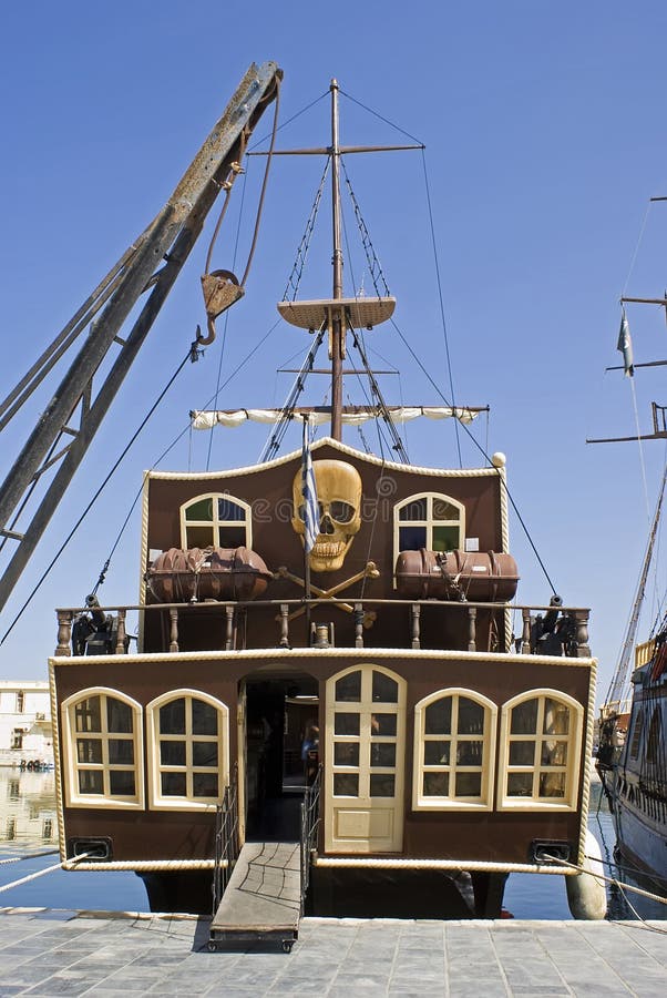 Nave de pirata foto de archivo. Imagen de emblema, cubierta - 15974950