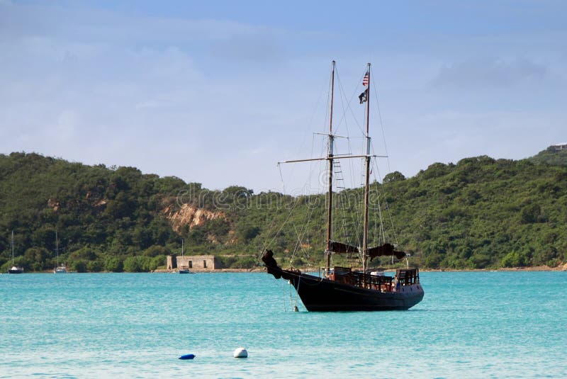 Barco pirata en el mar foto de archivo. Imagen de medieval - 4105646