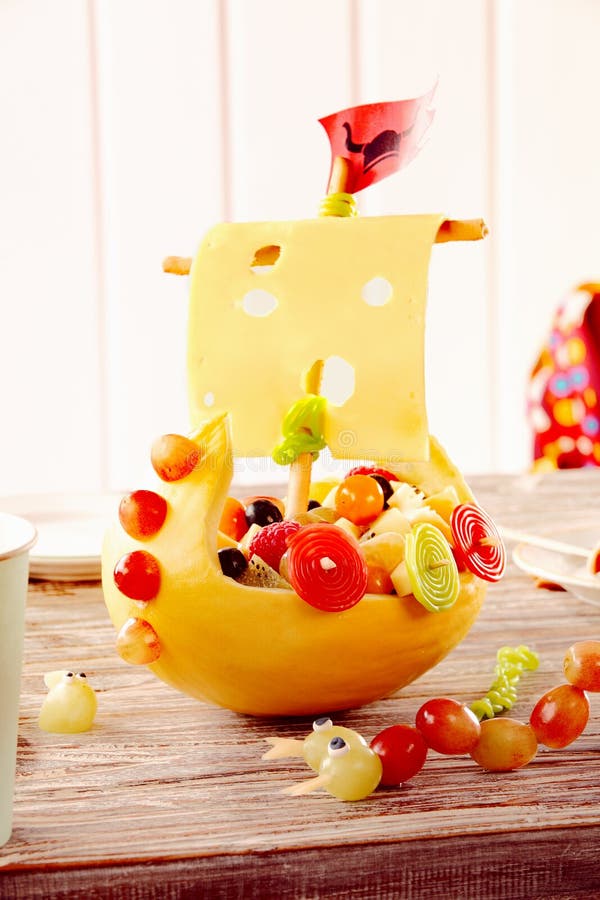 Nave Decorativa De Vikingo Hecha De La Comida Imagen de archivo ...