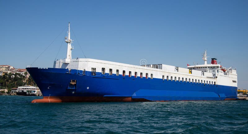 Nave del RO/RO immagine stock. Immagine di trasporto - 61278951