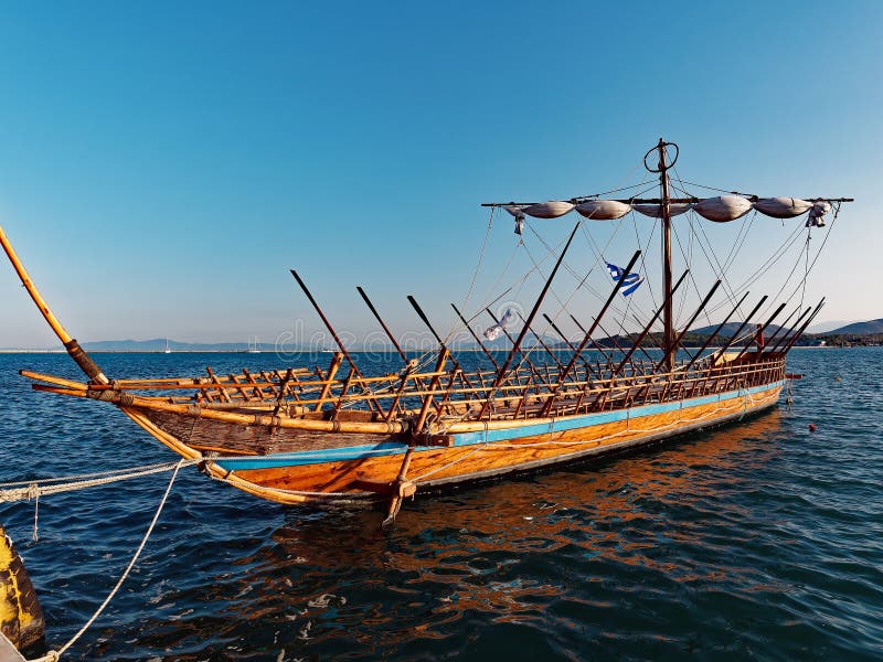 Copia Della Nave Di Argo Della Nave Preistorica in Porto Volos, Grecia ...