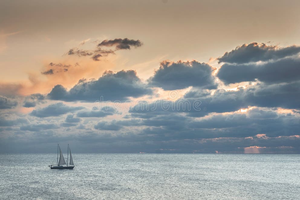 Nave in mare calmo fotografia stock. Immagine di nave - 49432730