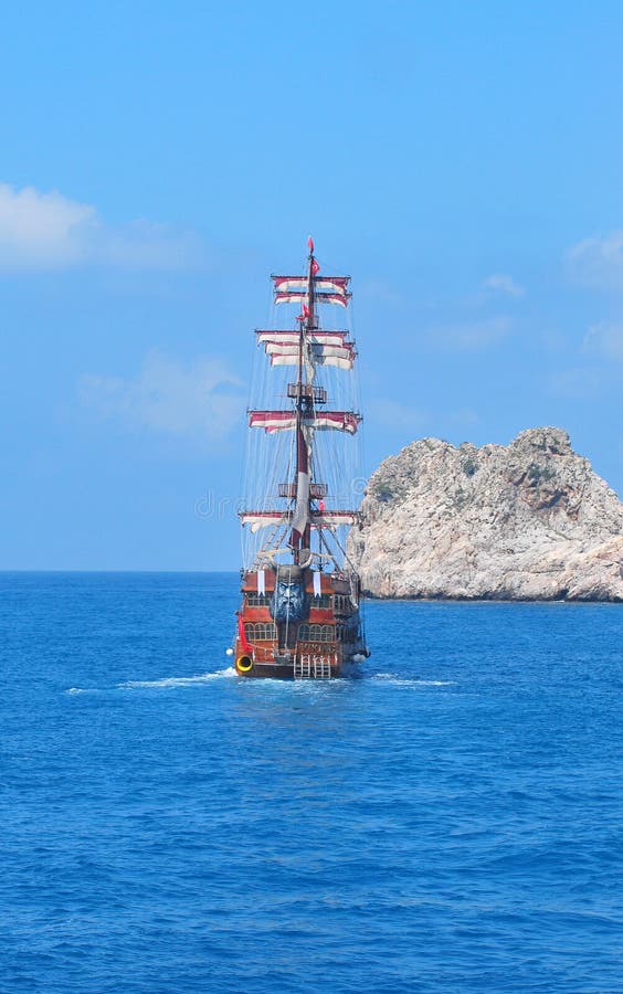 Una nave alta dei 5 alberi fotografia stock. Immagine di adattato ...