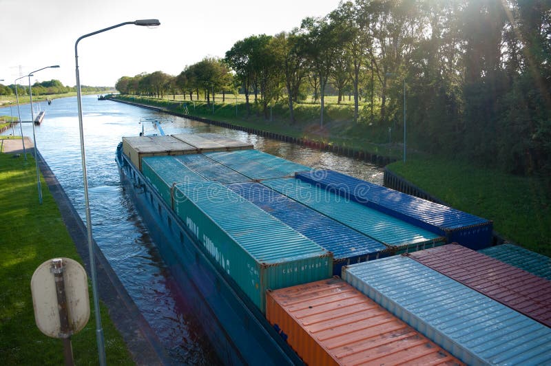 Nave porta-container fotografia stock. Immagine di serratura - 14742956