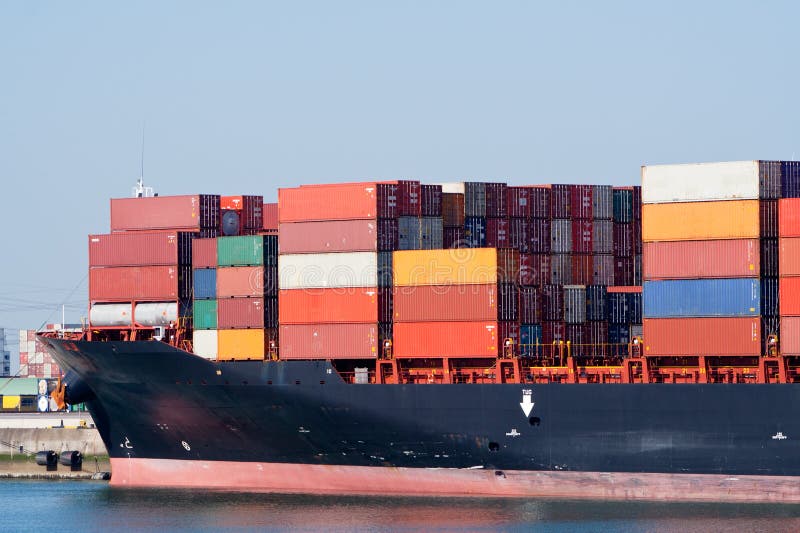 Nave porta-container immagine stock. Immagine di internazionale - 18819379
