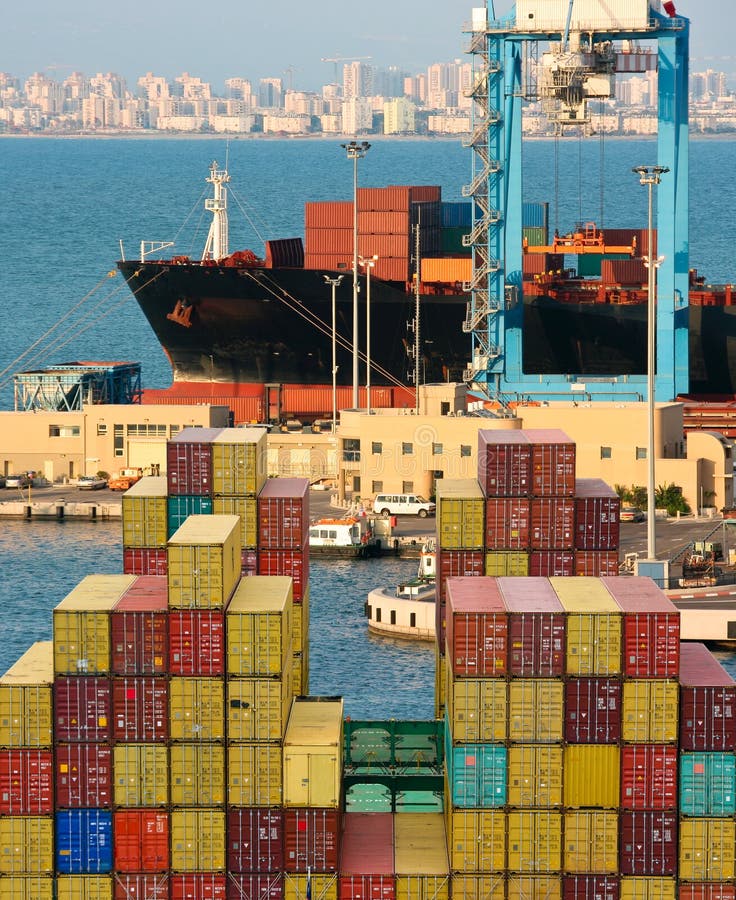 Nave porta-container fotografia editoriale. Immagine di carico - 20344482