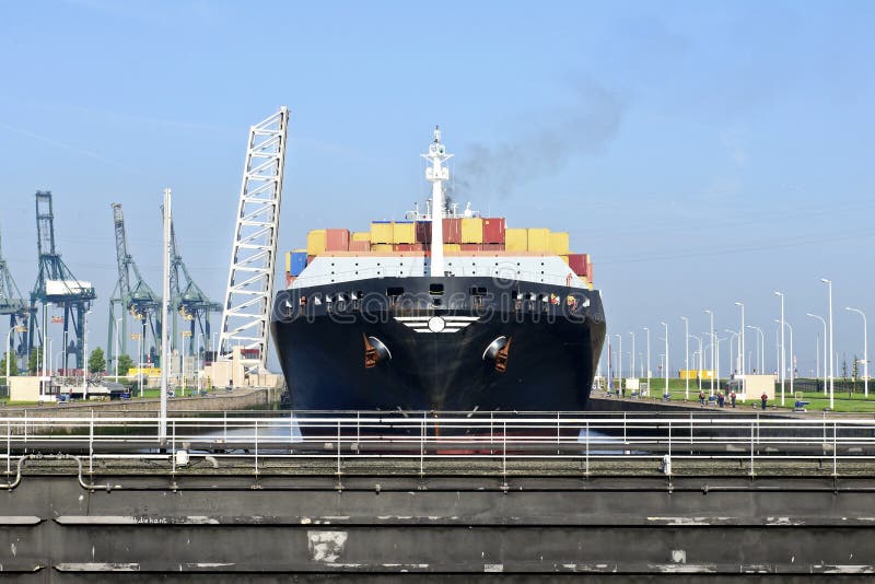 Nave Porta-container E Nave Della Guardia Costiera Fotografia Stock ...