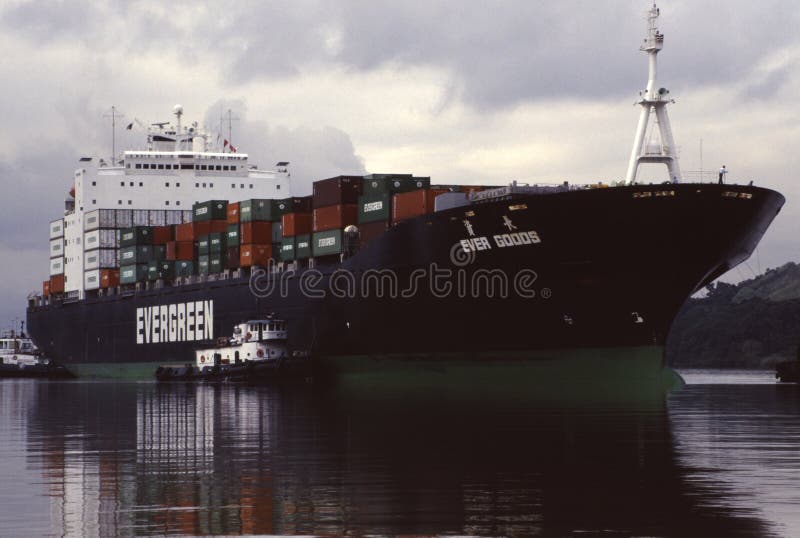 Nave Portacontainer Evergreen Con Carico Pieno Attraccato in Porto ...