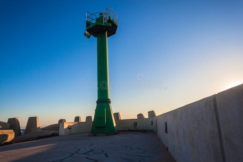 Naves Del Océano De Pier Beacon Light Tower Harbor Foto de archivo ...
