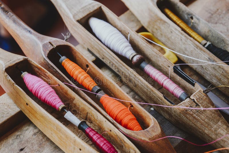 Navetta di tessitura fotografia stock. Immagine di conoscenza - 95226594