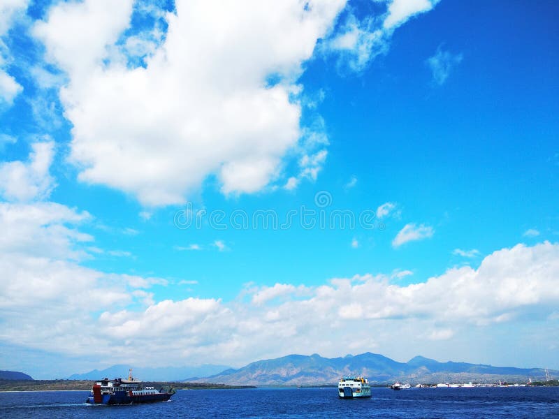 Navi Nel Mare Di Bali Dell'oceano Indiano Che Si Dirigono Verso La ...