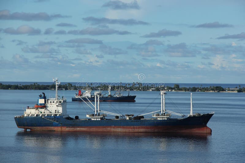 Navi Porta-container Nella Laguna Fotografia Stock - Immagine di ...